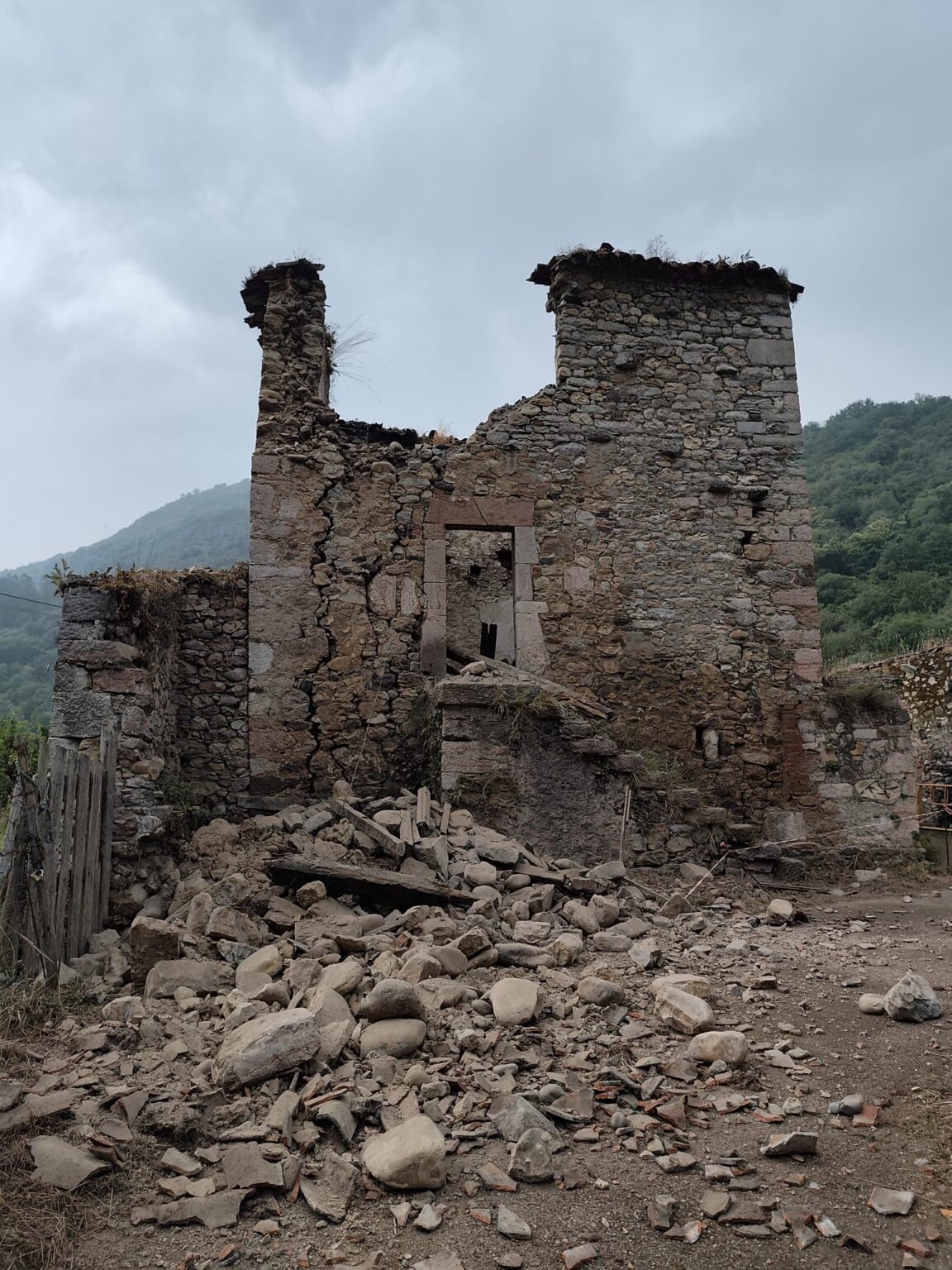 Se derrumba la torre medieval de Tuñón, en Santo Adriano – La Voz del ...